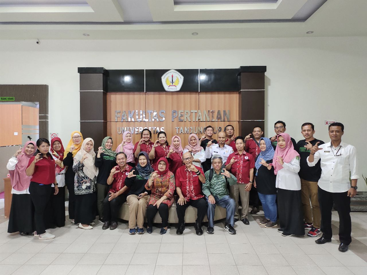 MENGUNGKAP REALITAS DAN KOMITMEN : KEGIATAN SOSIALISASI DAN KOLABORASI MULTI-STAKEHOLDER DI ...